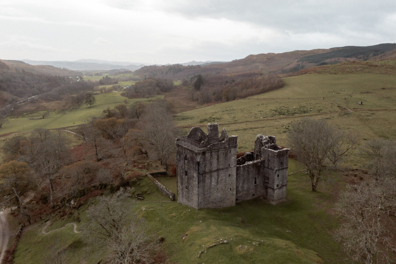 A Moody & Atmospheric Elopement at Carnasserie Castle in Scotland ...